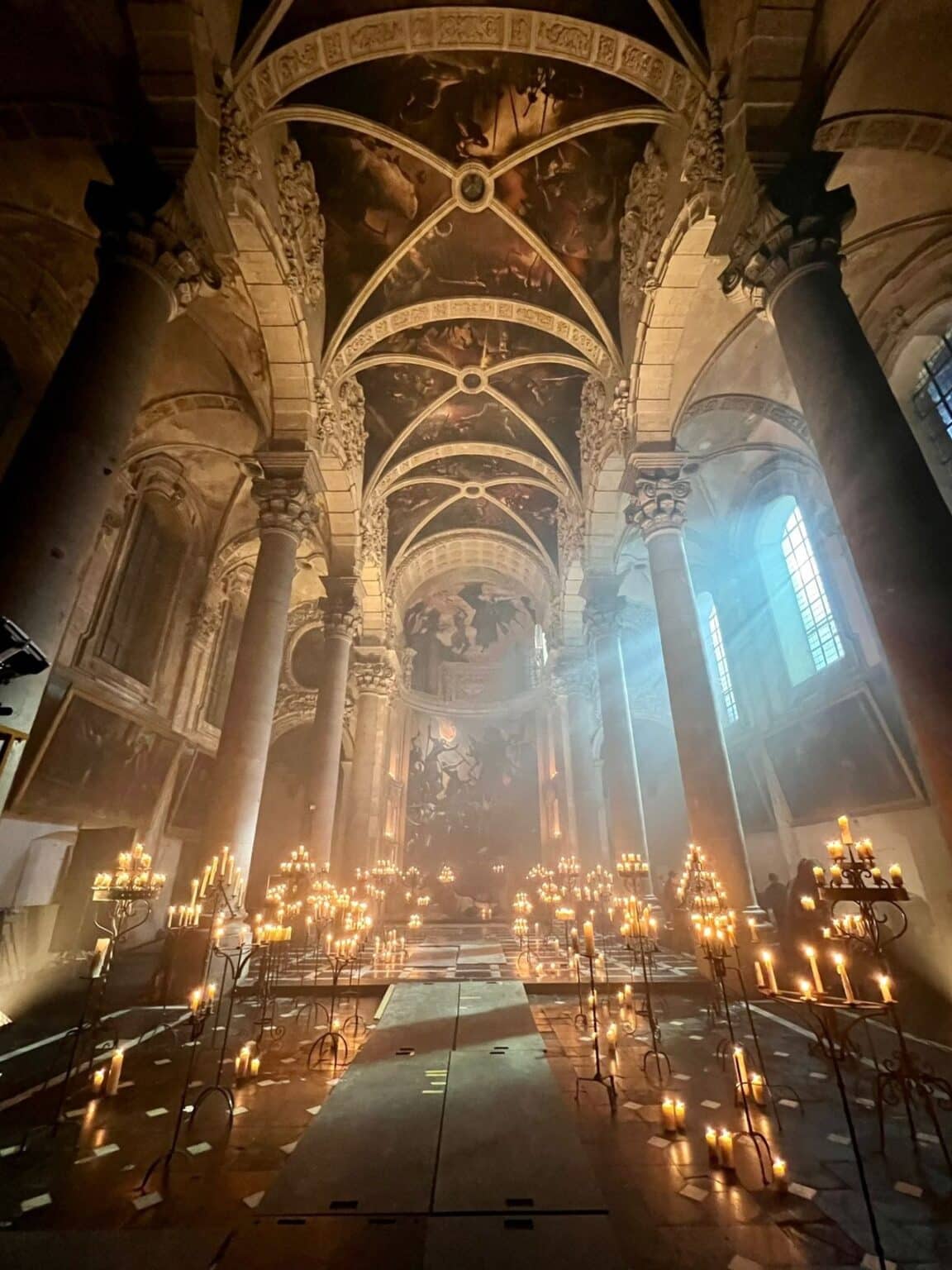 Blizzard painted a French chapel with Diablo motifs for a Diablo IV ...