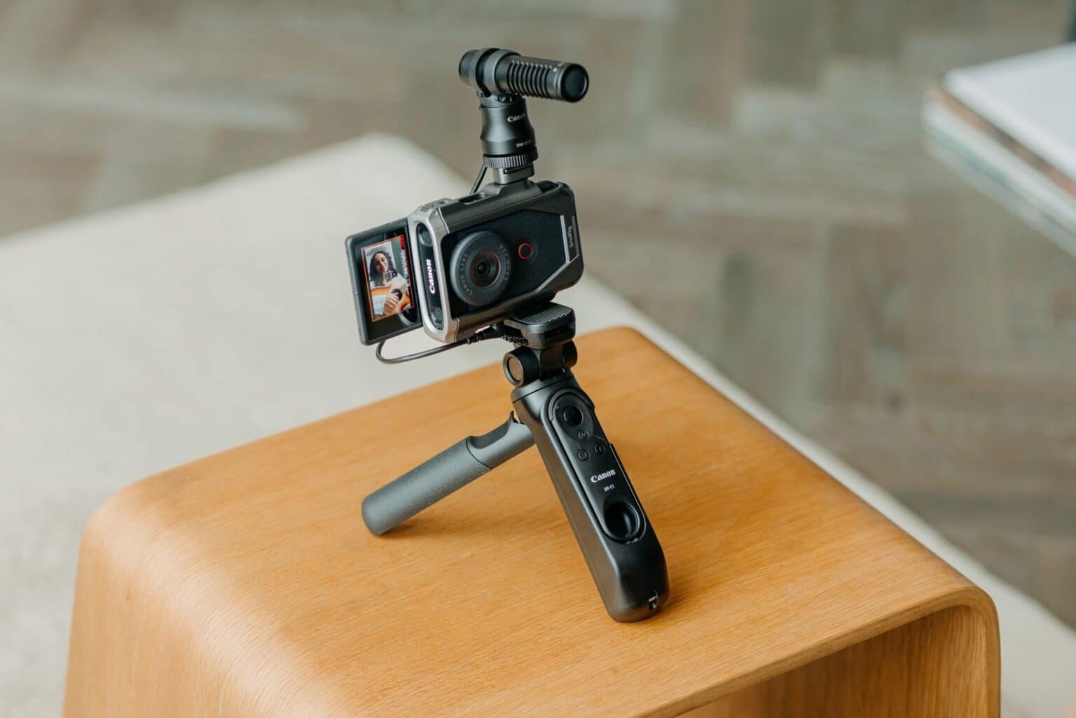 Canon presents the vlogging camera Powershot V10 - Gadget Advisor